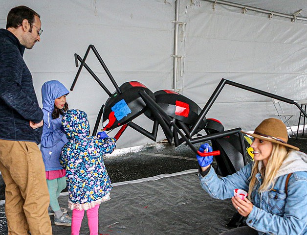 Big ants to permanently adorn Monroe theater | Snohomish County Tribune