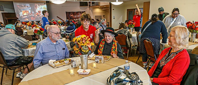 Firefighters serve Thanksgiving feast | Snohomish County Tribune